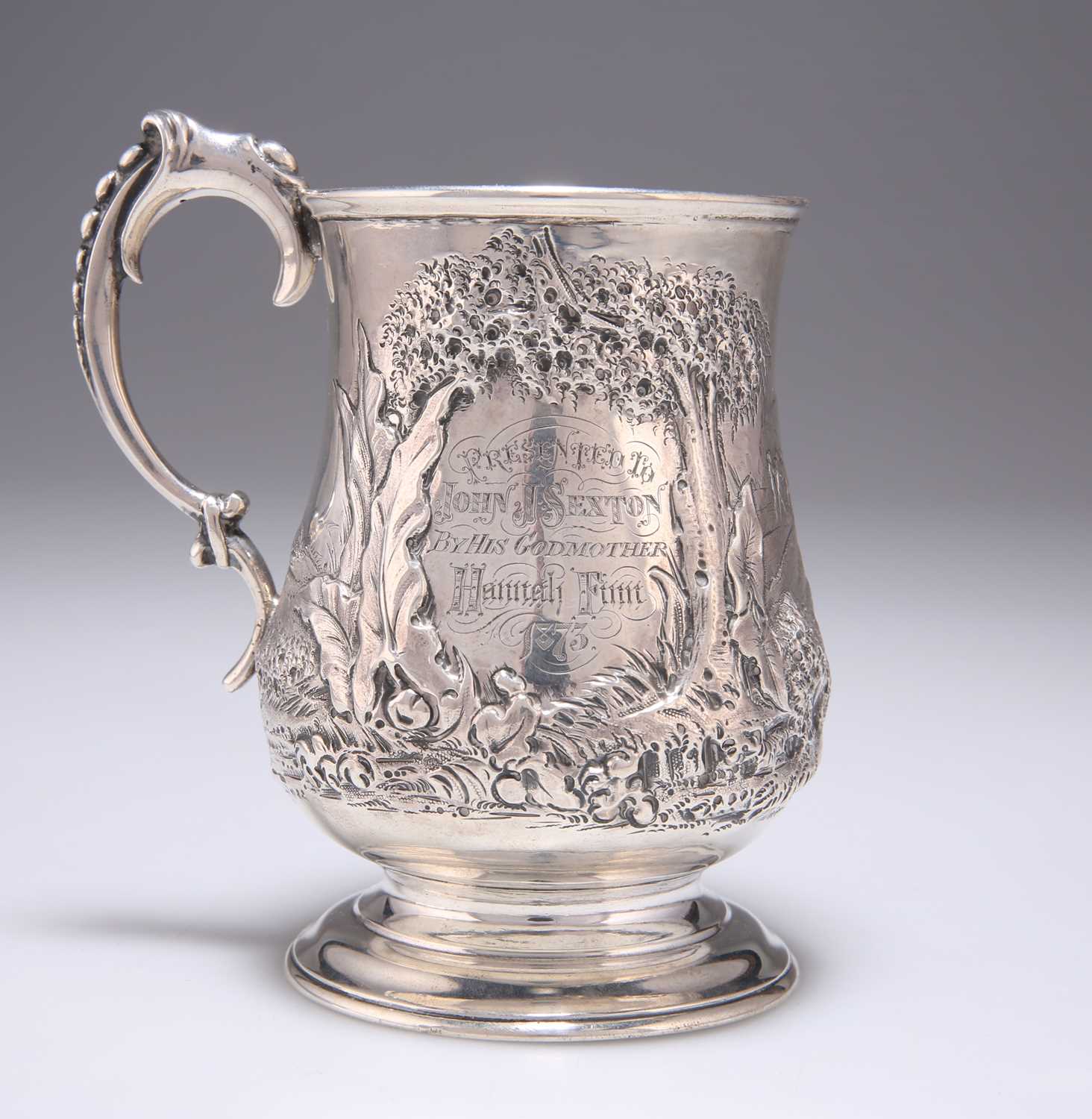 Lot 216 - A VICTORIAN SILVER MUG