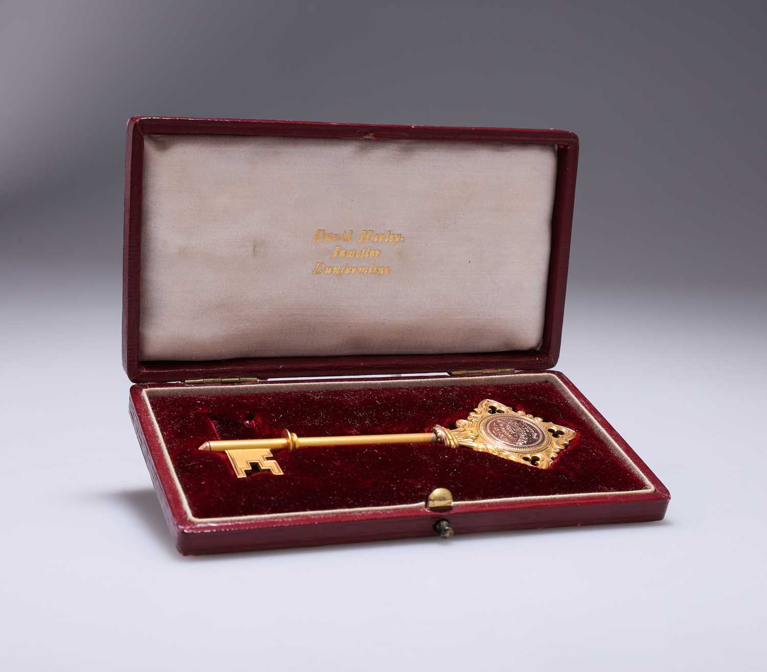 Lot 386 - A GEORGE V 9 CARAT GOLD PRESENTATION KEY