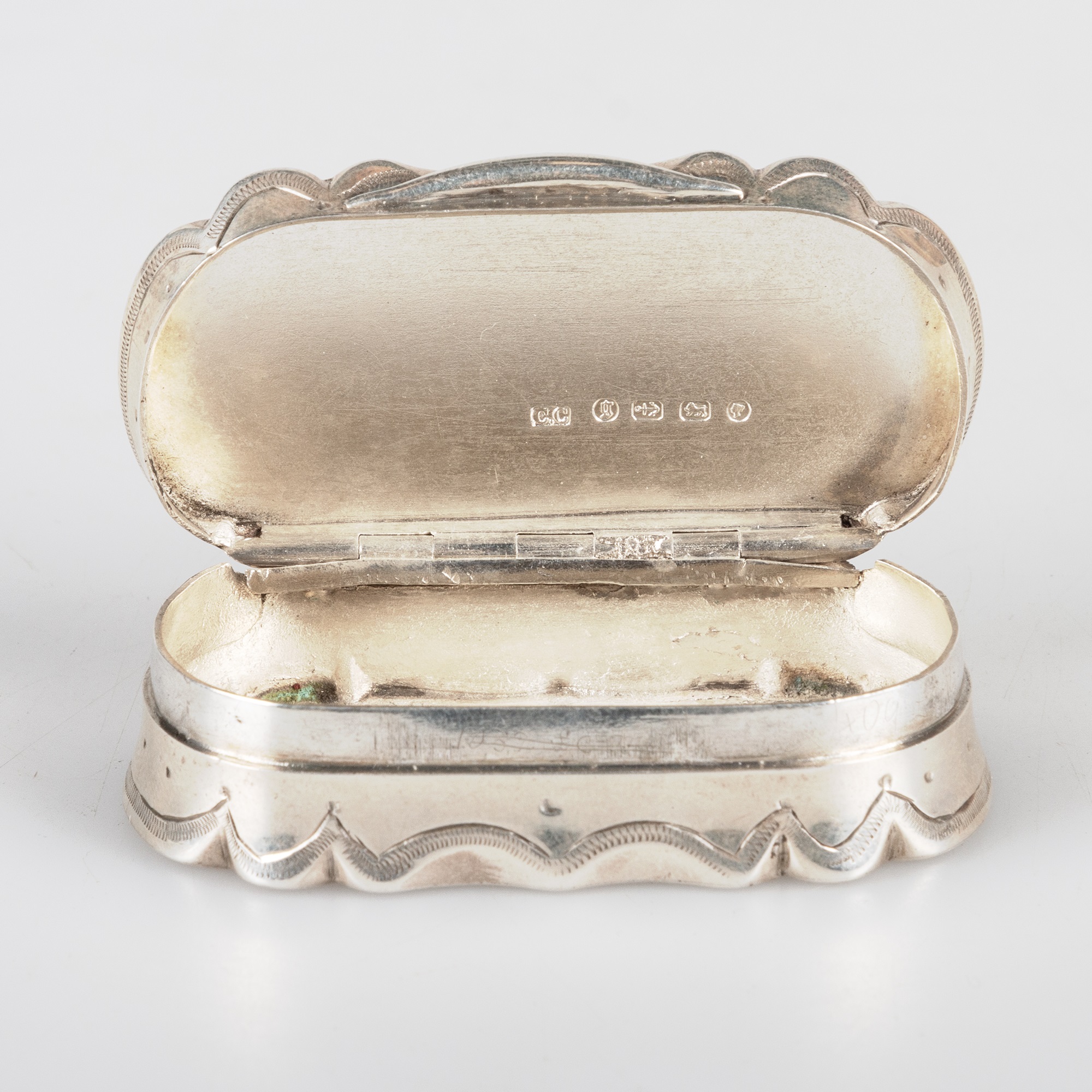 Lot 400 - A VICTORIAN SILVER SNUFF BOX