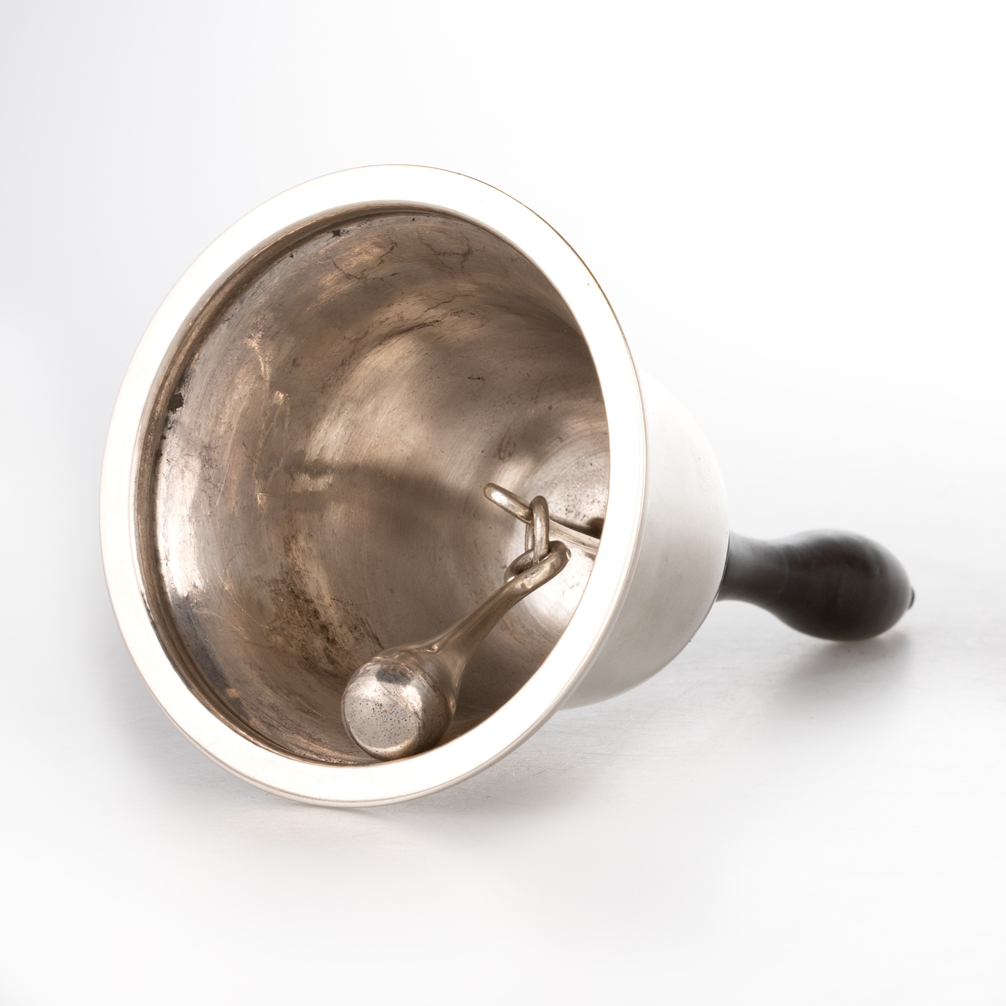 Lot 345 - AN EDWARDIAN SILVER HAND BELL