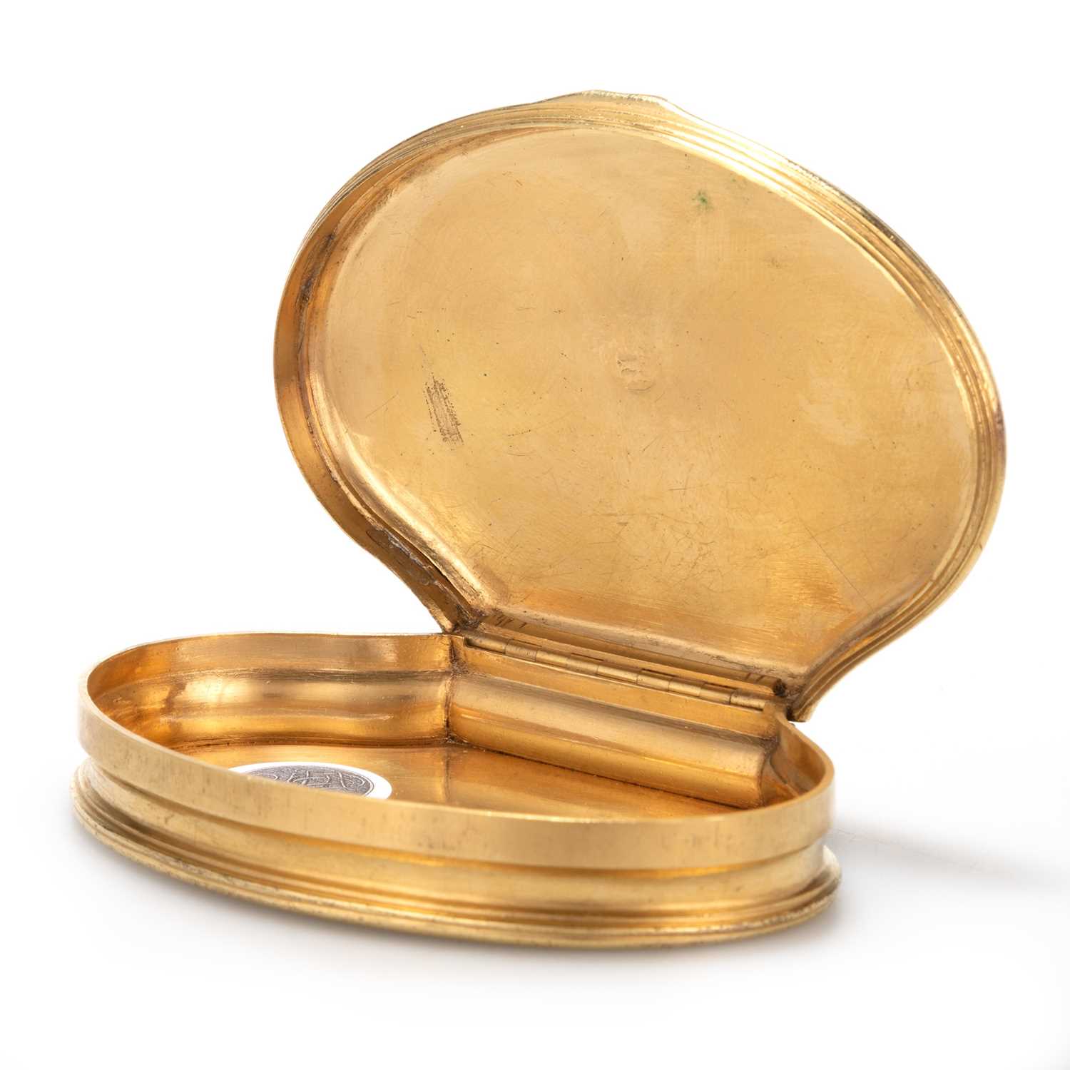 Lot 171 - AN 18TH CENTURY GILT-METAL SNUFF BOX, CIRCA