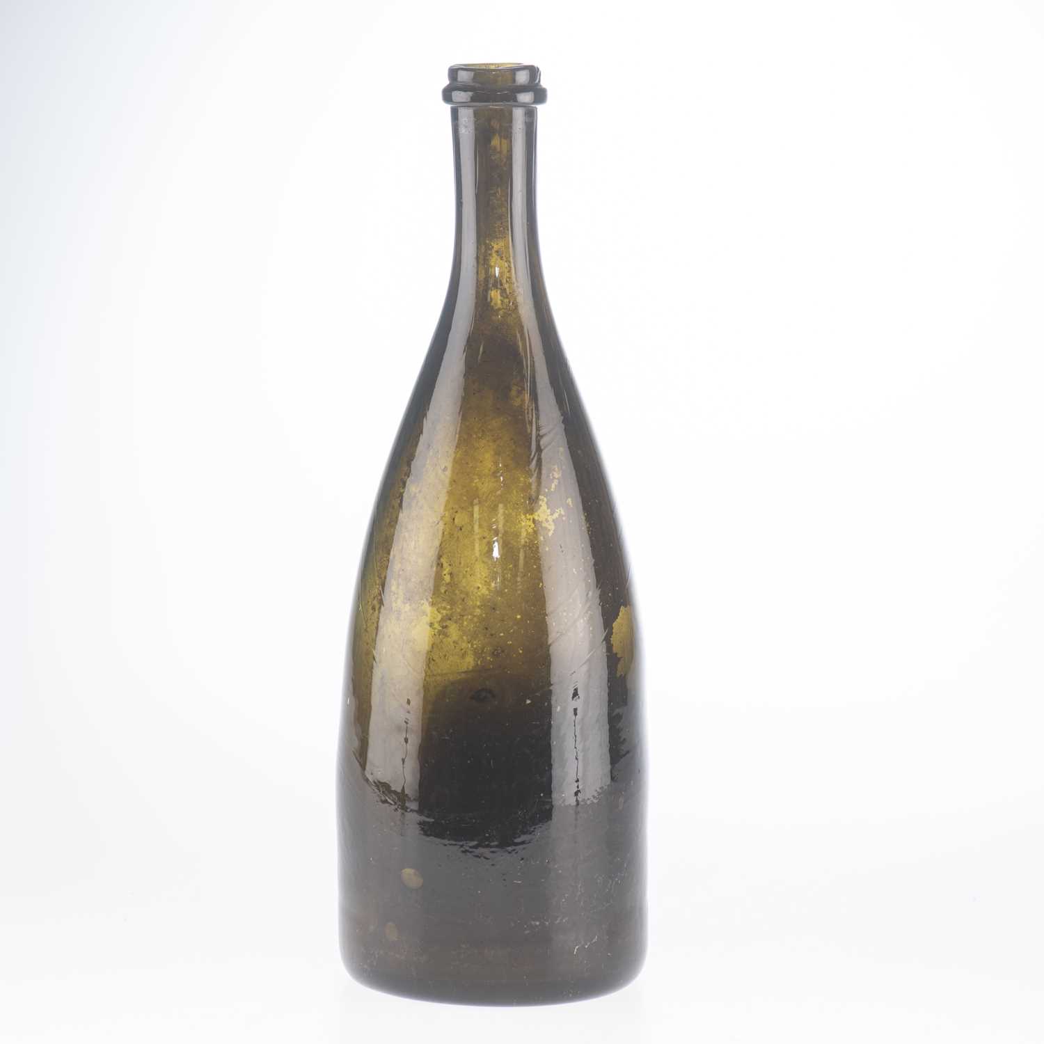 Lot 38 - AN 18TH CENTURY GLASS BOTTLE