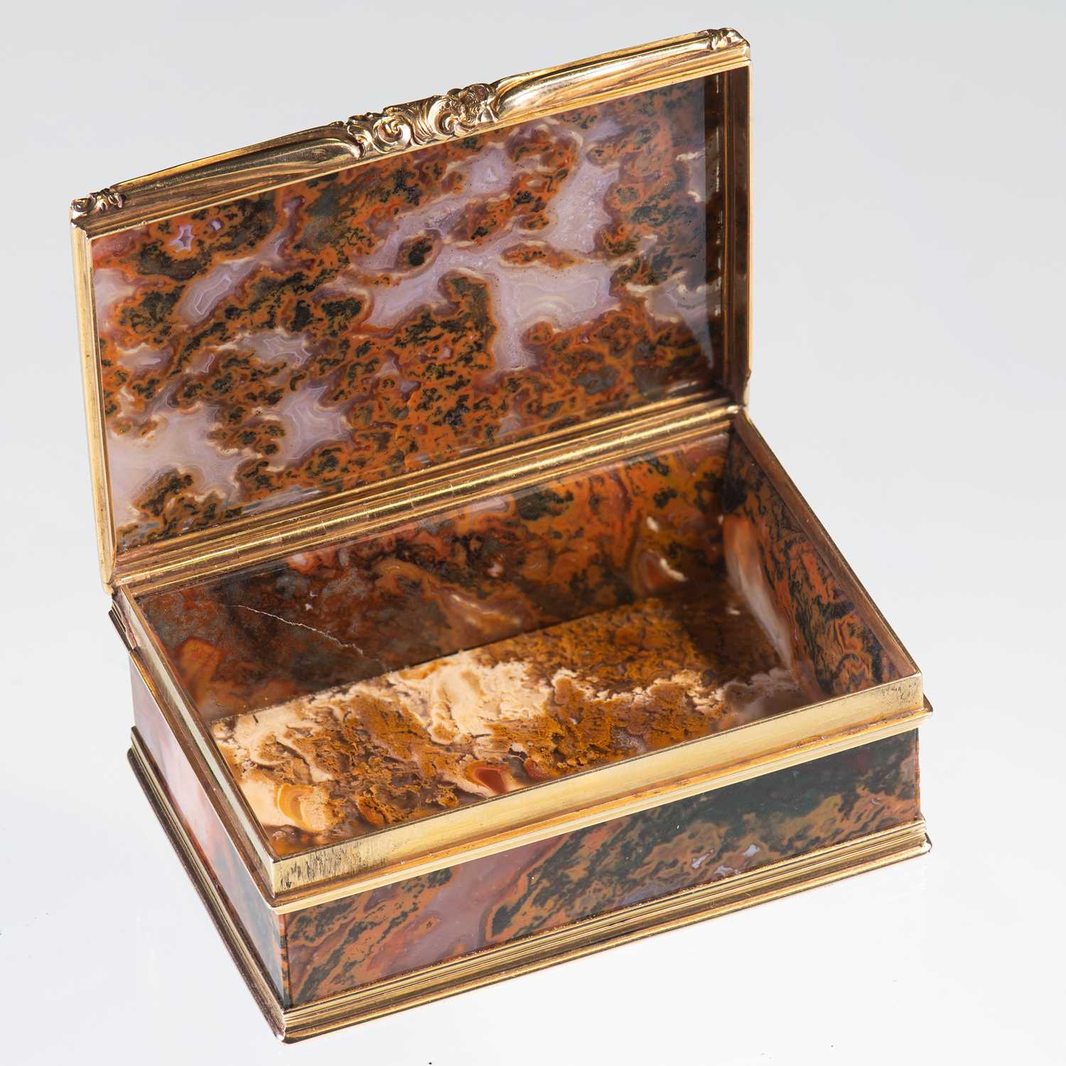 Lot 480 - A RARE GOLD-MOUNTED PLUME AGATE SNUFF BOX,