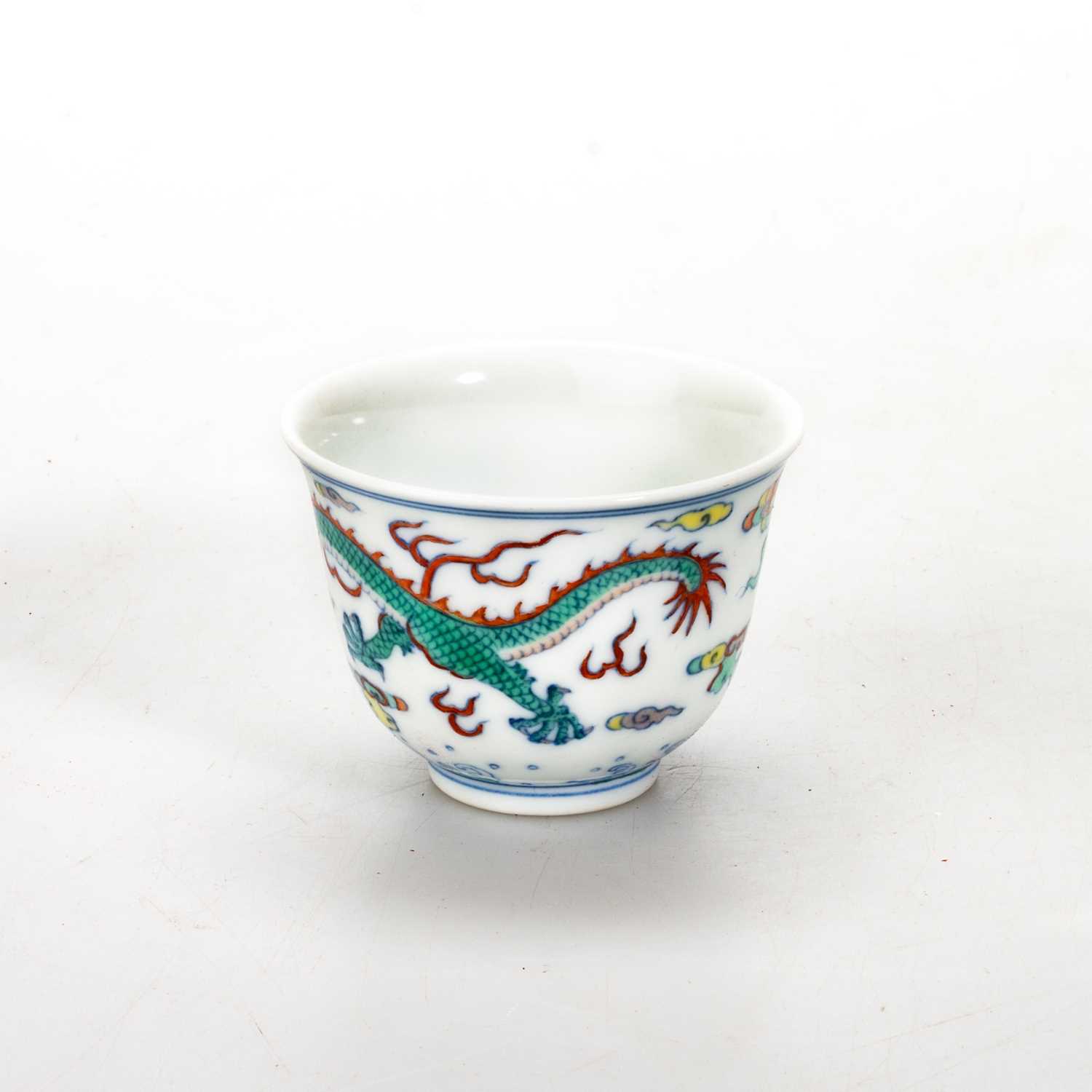 Lot 107 - A CHINESE DOUCAI 'DRAGON' CUP