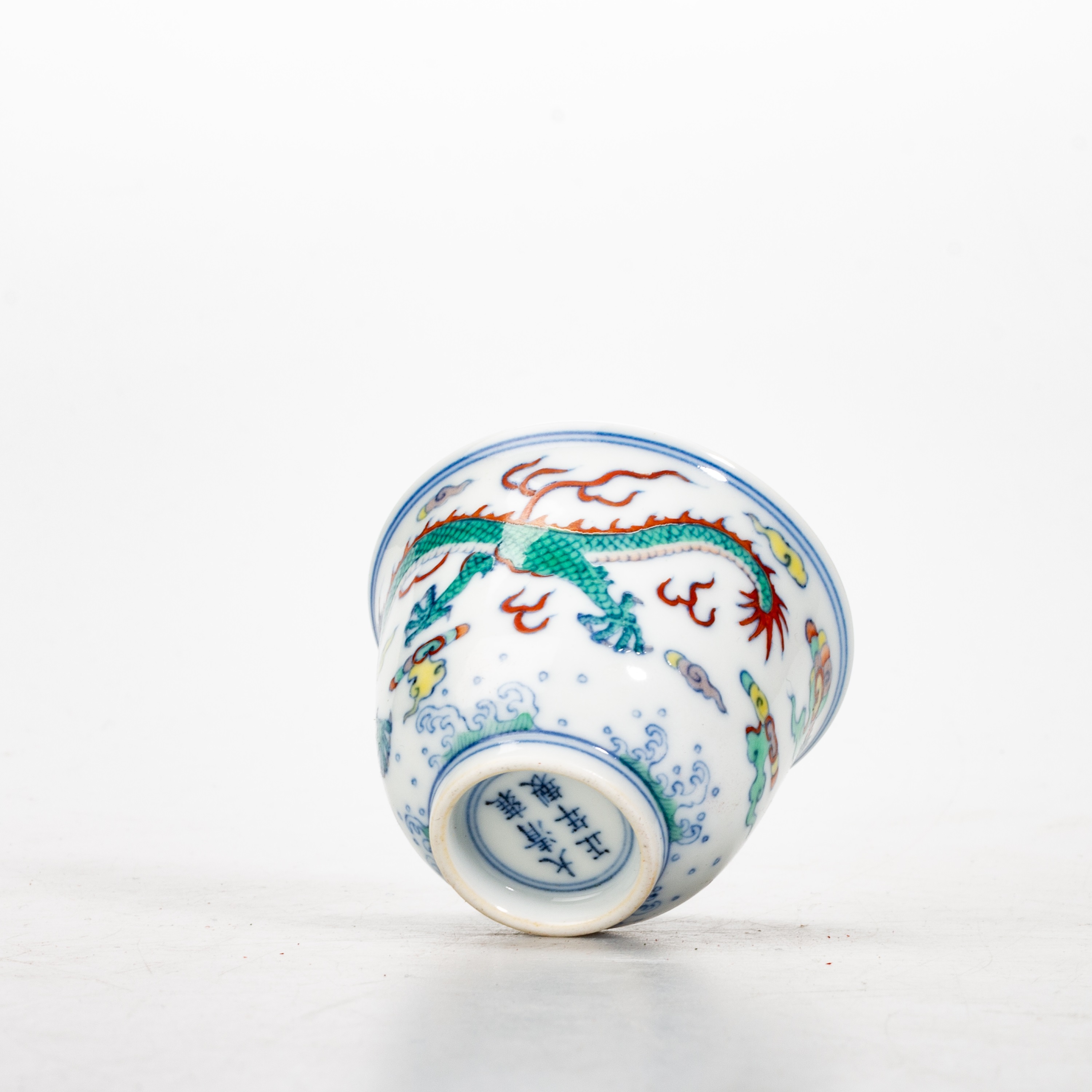 Lot 107 - A CHINESE DOUCAI 'DRAGON' CUP