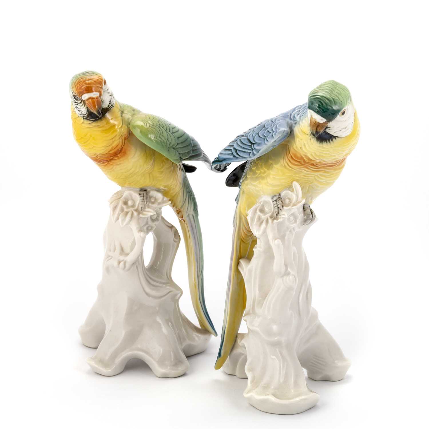 Lot 66 - A PAIR OF GERMAN PORCELAIN MODELS OF PARROTS,