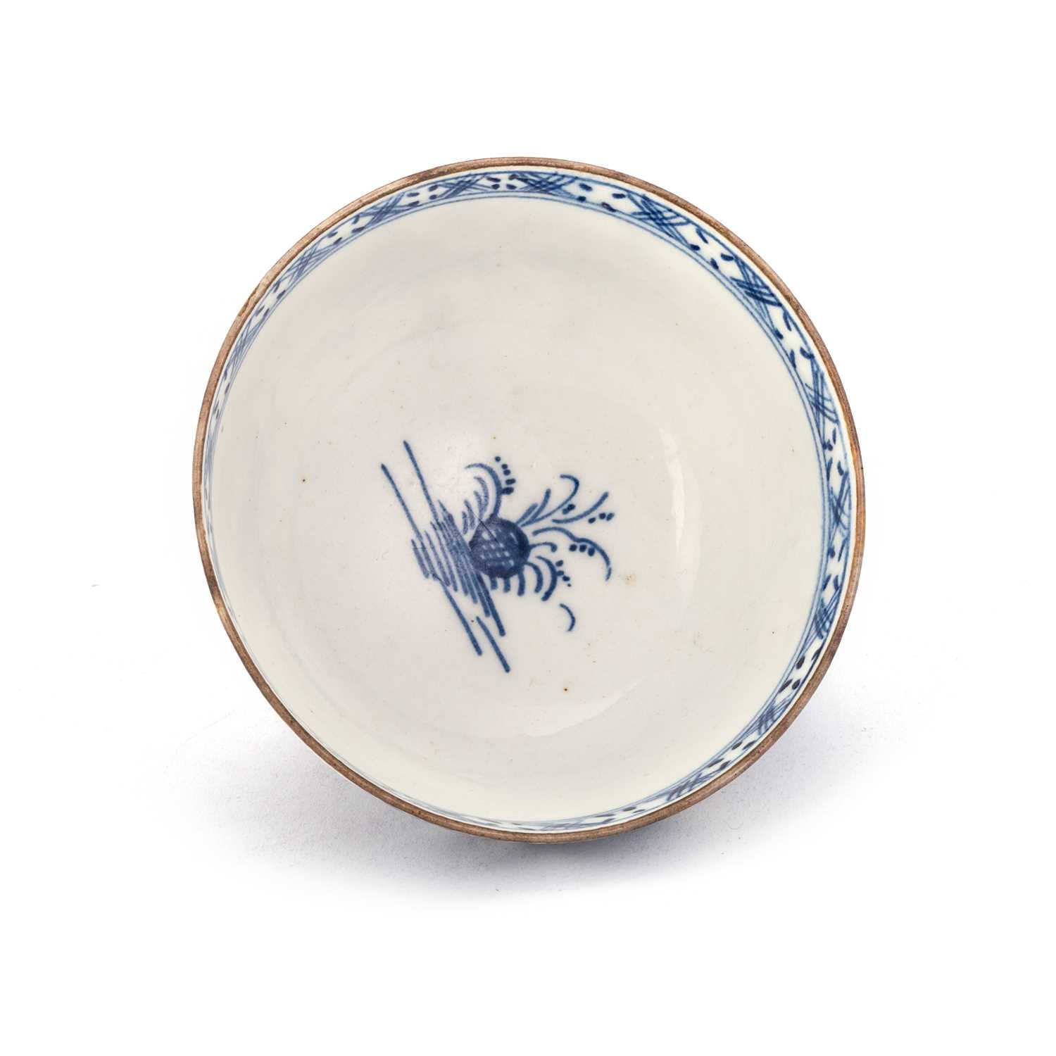 Lot 79 - A LOWESTOFT BLUE AND WHITE TEA BOWL. CIRCA