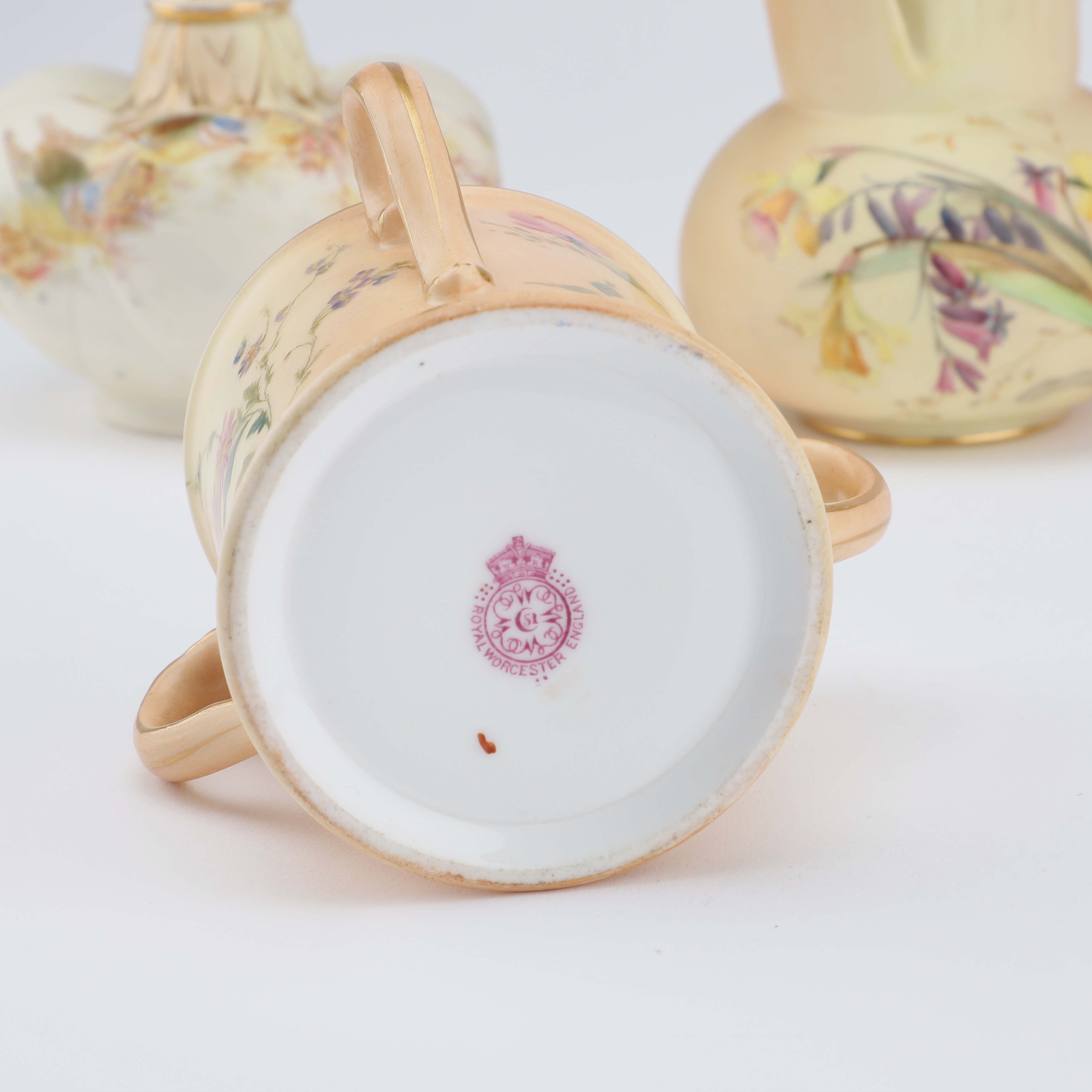 Lot 72 - A GRAINGER'S WORCESTER VASE