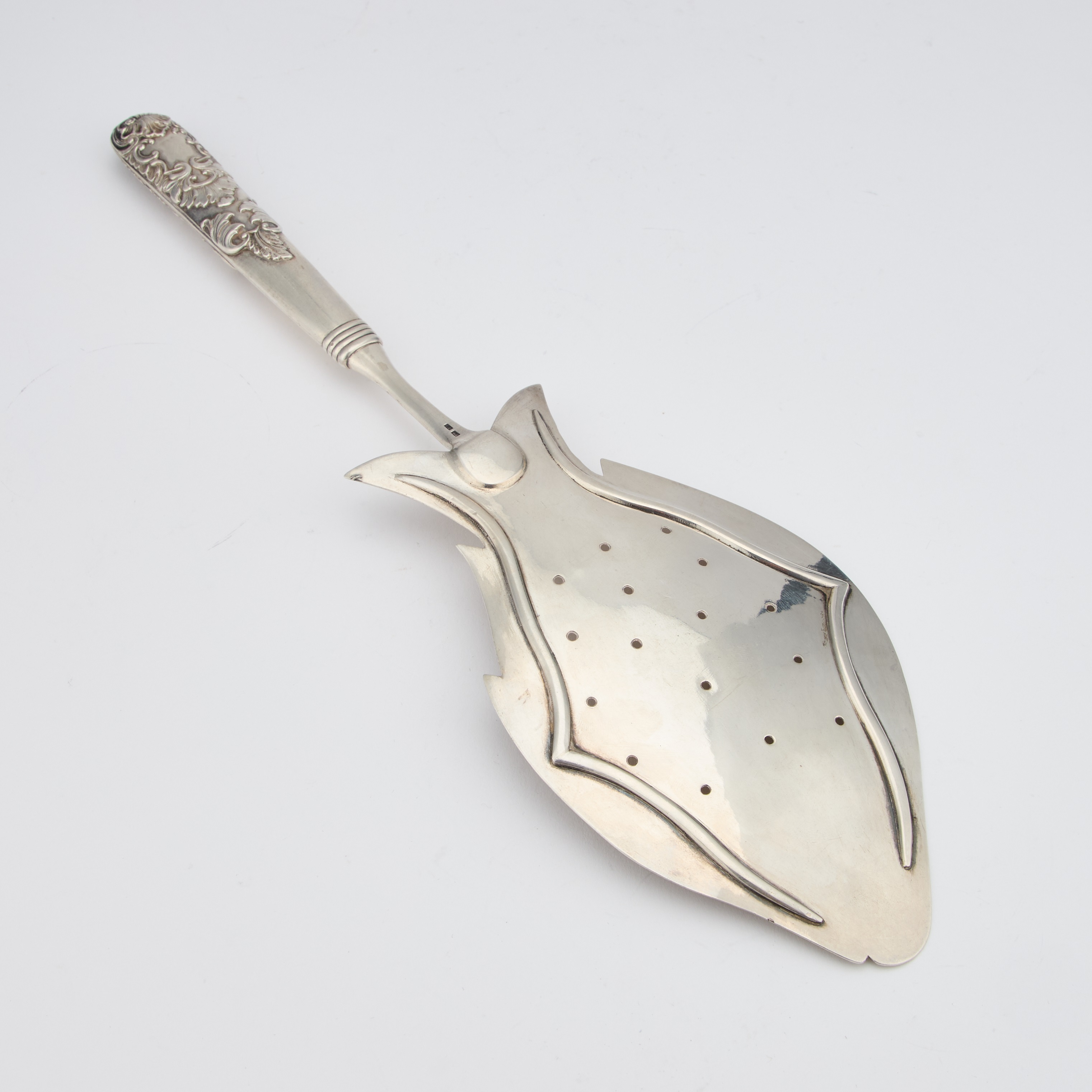 Lot 207 - A CHINESE SILVER FISH SLICE