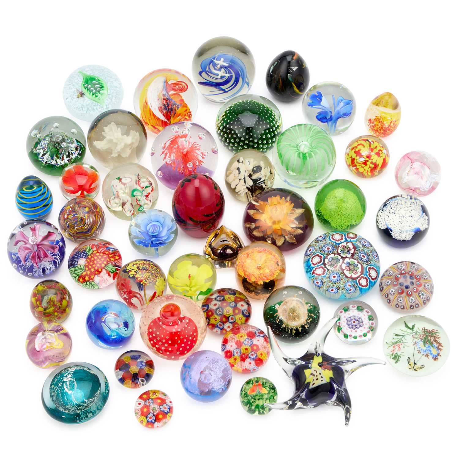 Lot 27 - A COLLECTION OF GLASS PAPERWEIGHTS