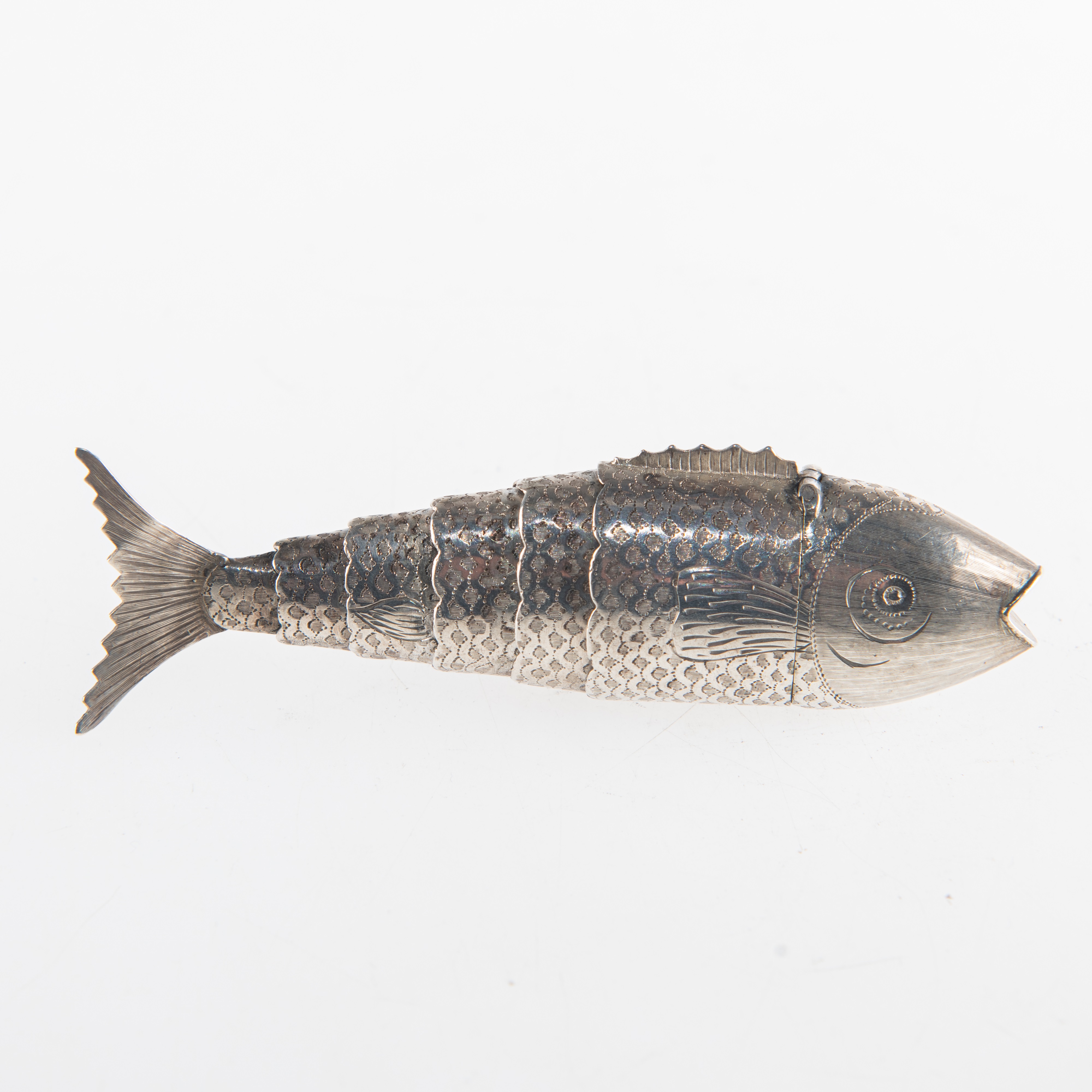 Lot 1322 - A GEORGE III SILVER FISH-FORM ARTICULATED