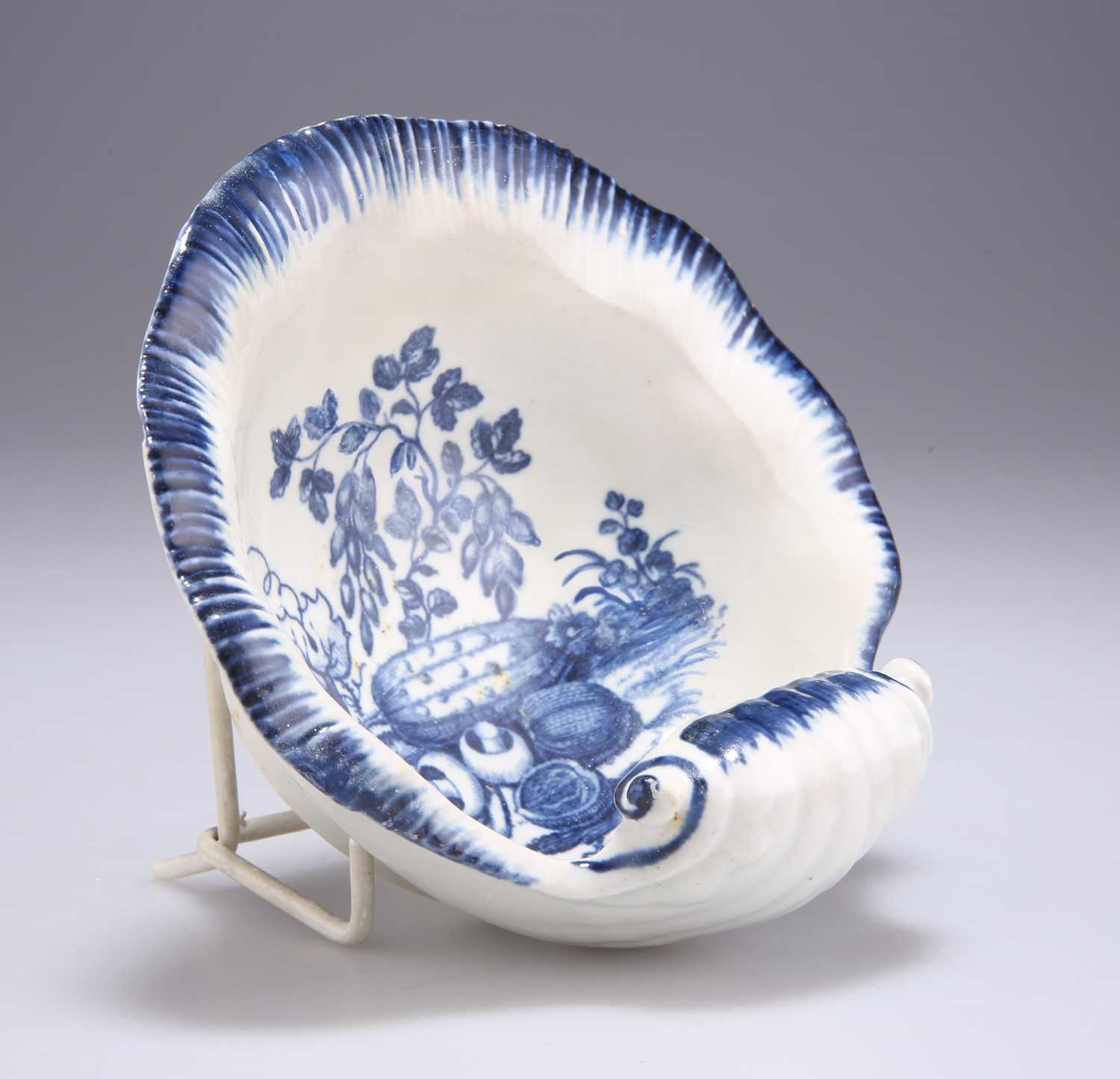 Lot 117 - A CAUGHLEY SCALLOP-SHELL BUTTER DISH, CIRCA