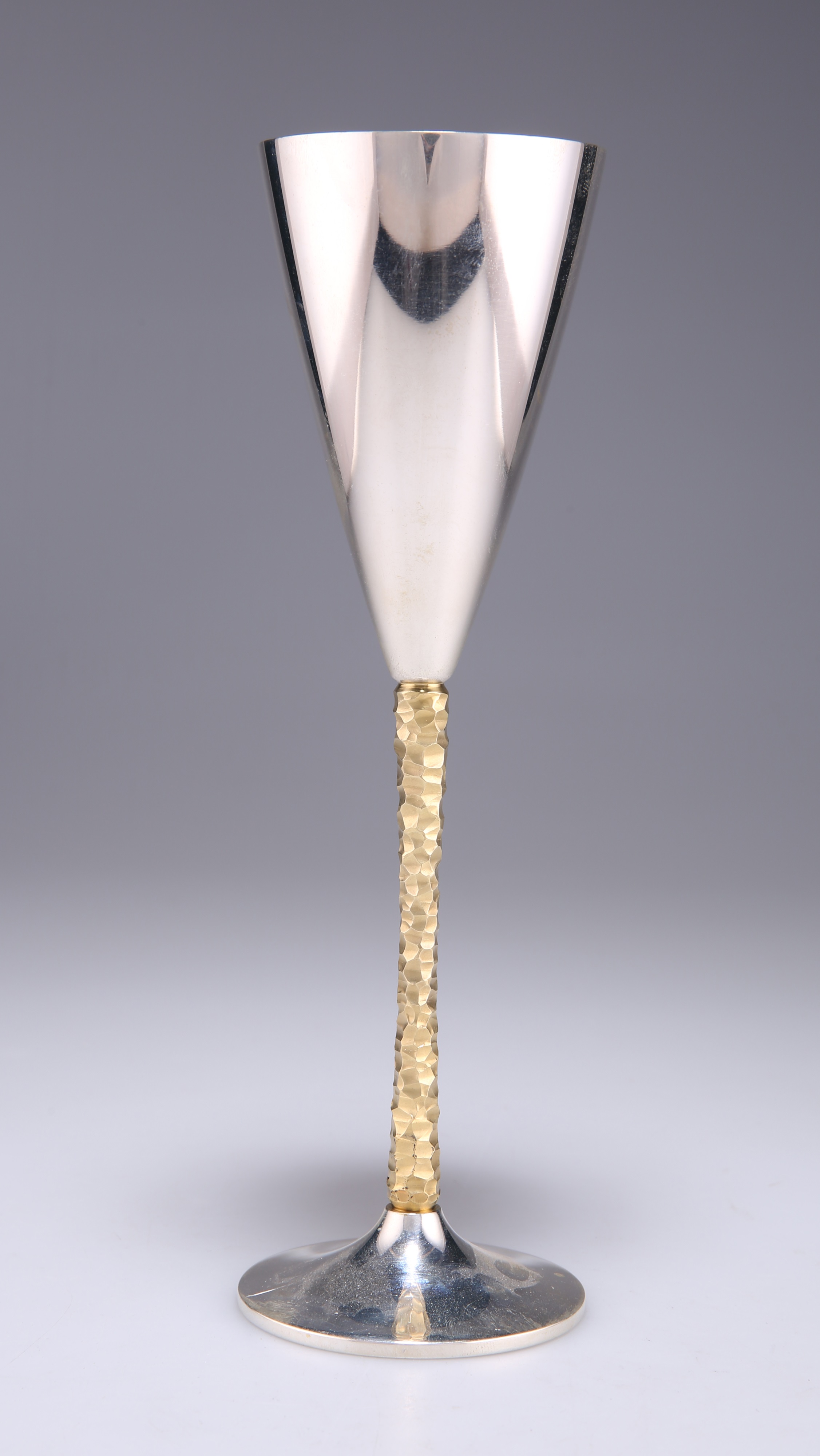 Lot 1297 - STUART DEVLIN (1931-2018), AN ELIZABETH II