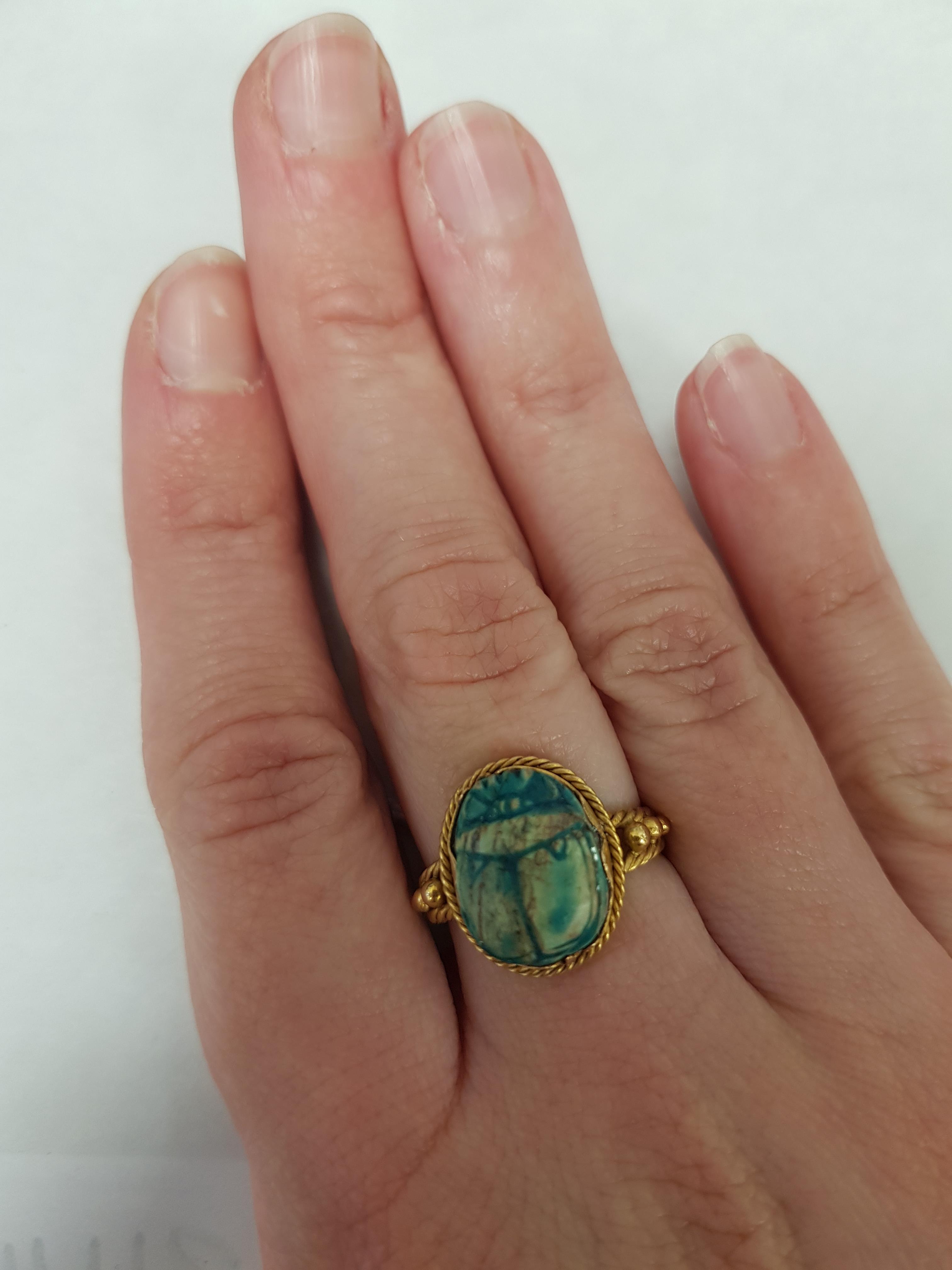 Lot 2178 - AN EGYPTIAN FAÏENCE SCARAB RING