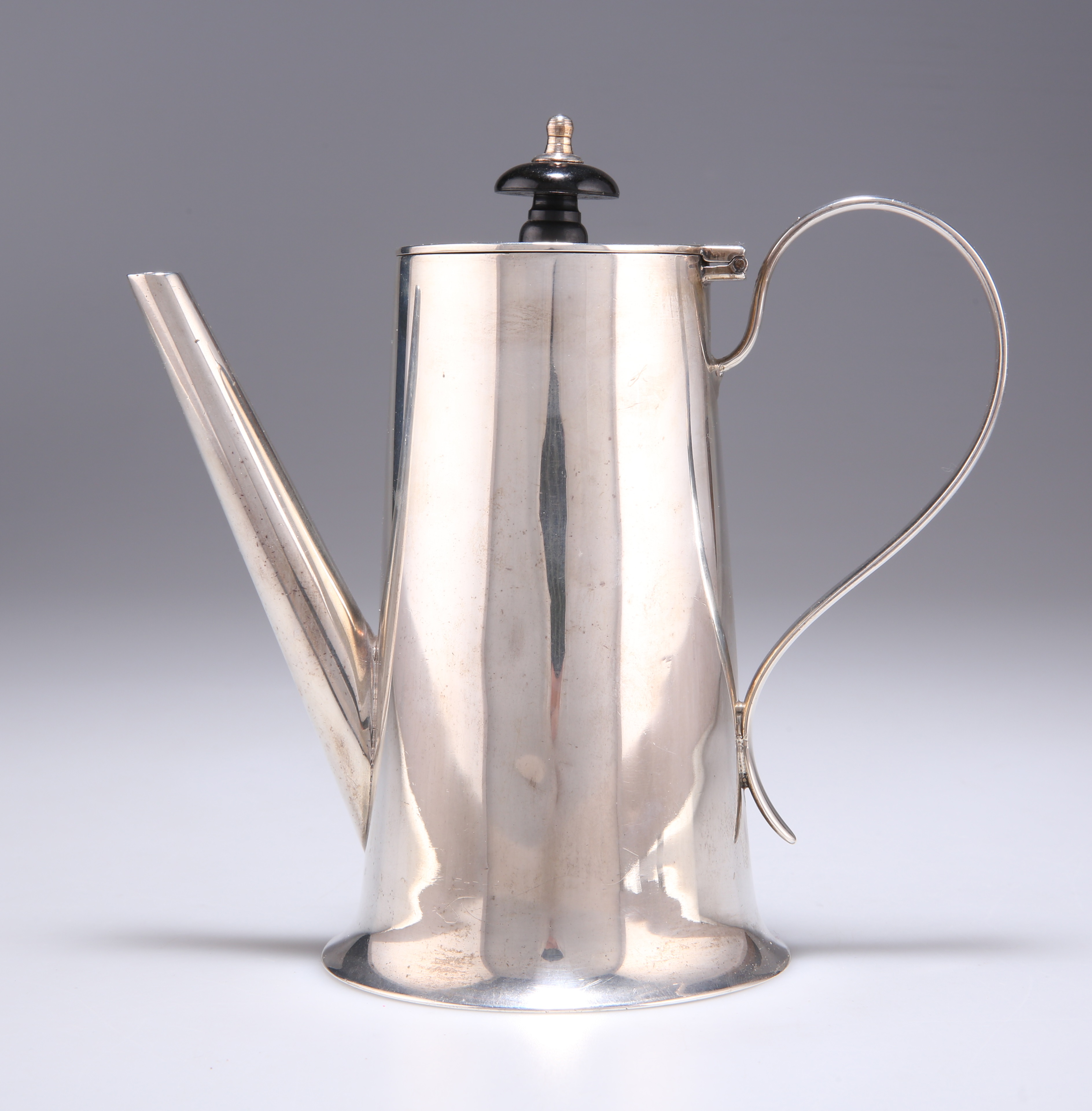 Lot 1369 - AN EDWARDIAN SILVER COFFEE POT